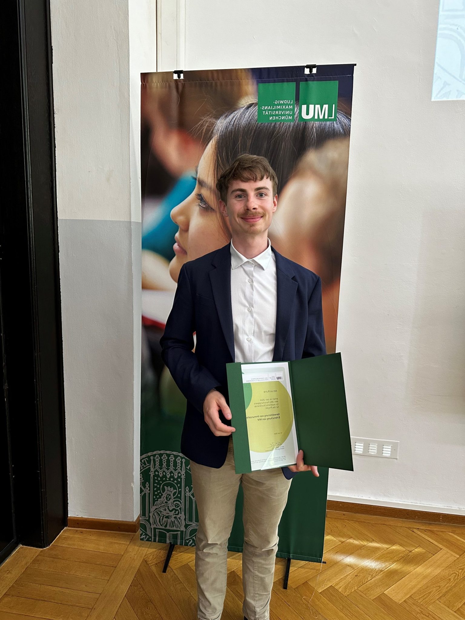 LMU Forschungspreis für exzellente Studierende an Adrian Ruhle aus der Arbeitsgruppe von Prof ...